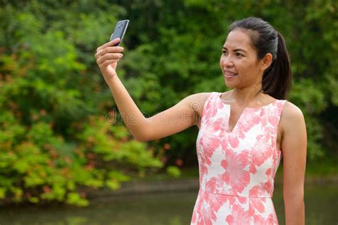 Glückliche Reife Asiatische Frau Die Im Freien Selfie Am Park Wird Stockfoto Bild Von Porträt