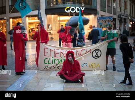 Un activista de la rebelión de extinción meditando en la calle durante