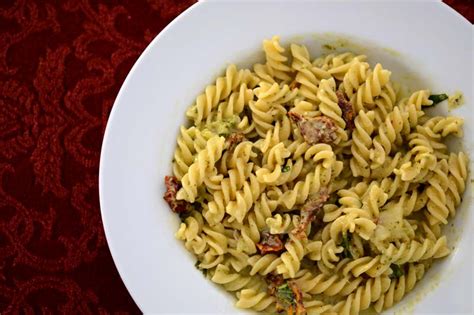 Fusilli al pesto con tomates secos y scamorza Mamá ya sé cocinar