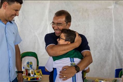 Alunos Da Rede Municipal De Educa O Recebem Kits Escolares