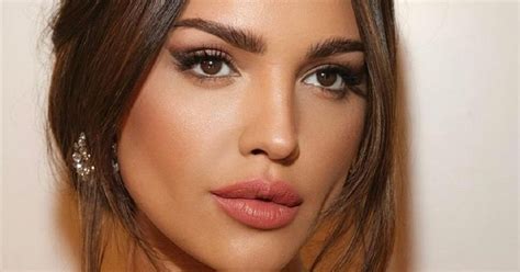 Eiza González luce hasta las anginas en vestido lencero sin sujetador
