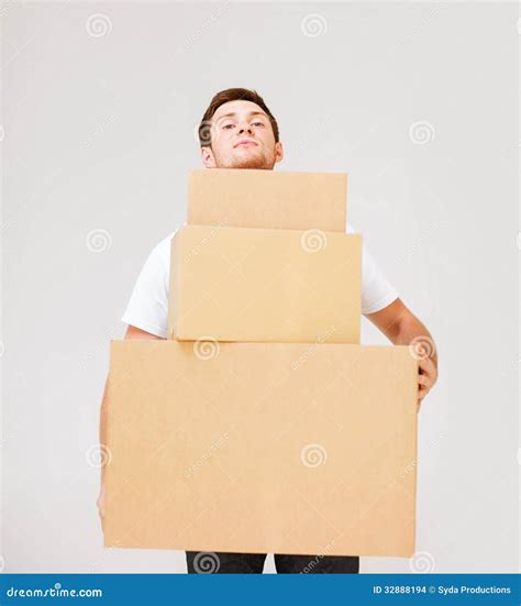 Caixas Levando Da Caixa Do Homem Novo Foto De Stock Imagem De