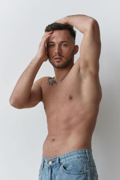 Deportivo Sexy Muscular Guapo Hombre Desnudo Sostiene Las Manos En La