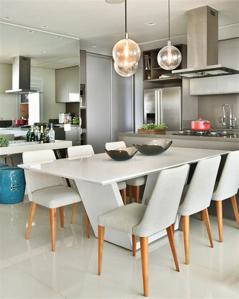 Cozinha contemporânea integrada a sala de jantar em tons de cinza