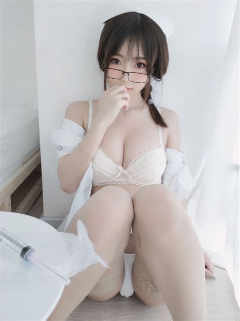 Cosplay写真 白嫩美少女鬼畜瑶 笨蛋护士 45P 高清在线免费欣赏图集秀