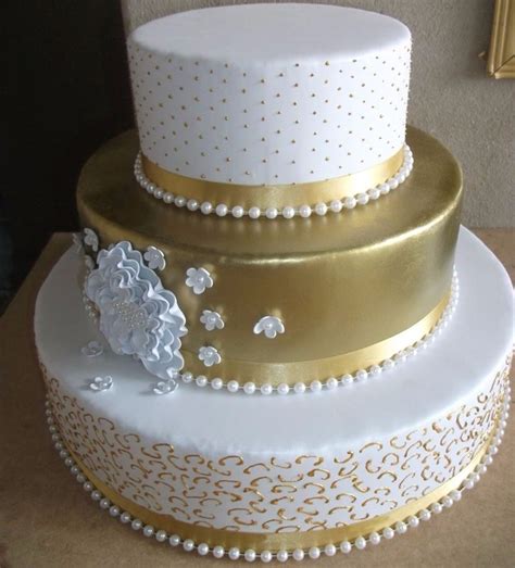 Bolo De Bodas De Ouro Modelo Para A Data Importante