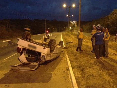G1 Veículo capota e deixa feridos em João Pessoa notícias em Paraíba