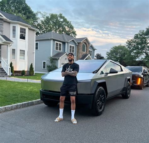 Dj Adoni Presume Su Nuevo Veh Culo Esta Guagua Va Para Rd Rc Noticias