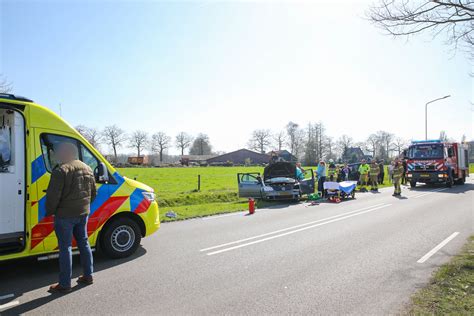 Bestuurder Personenauto Bekneld Na Frontale Aanrijding Met Bestelwagen