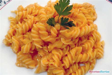 Fusilli con salsa de queso y tomate Receta fácil paso a paso
