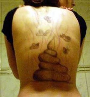 Namorado traído faz tatuagem gigante de um cocô nas costas da namorada