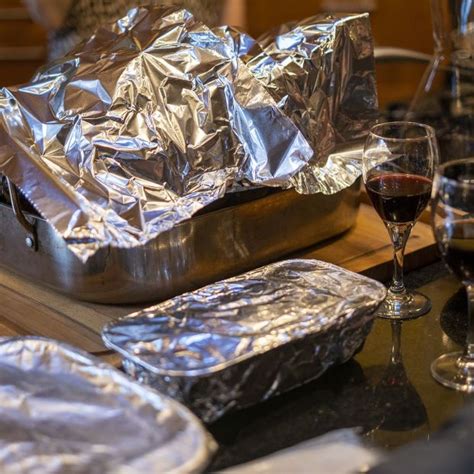 Por qué no deberías envolver la comida en papel aluminio