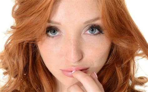 Wallpaper Michelle H Paghie Model Wanita Vixen Com Mata Tertutup Si Rambut Merah 1580x957