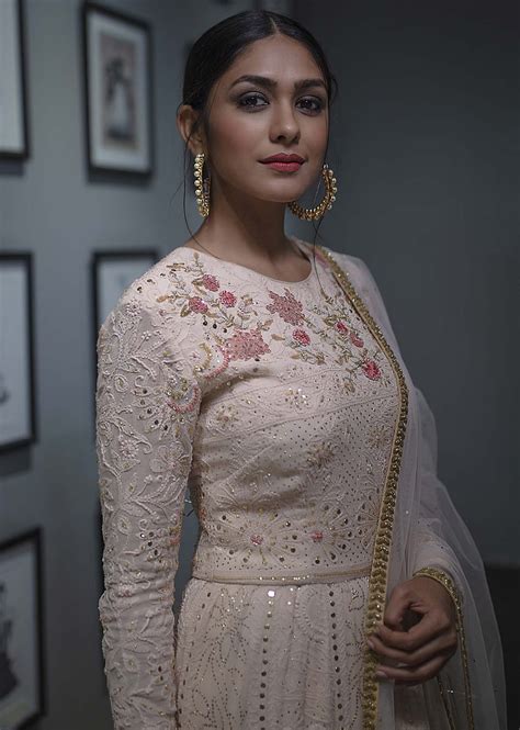Mrunal Thakur HD Phone Wallpaper Pxfuel