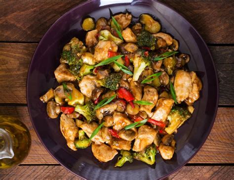 Pui cu ciuperci şi broccoli Retete culinare Romanesti si din