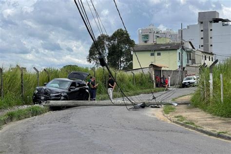 Carro derruba poste e causa desvio no trânsito no Mundo Novo