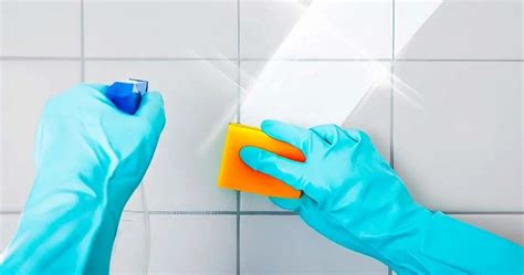 Cómo limpiar los azulejos del baño Este ingrediente mágico lo hace