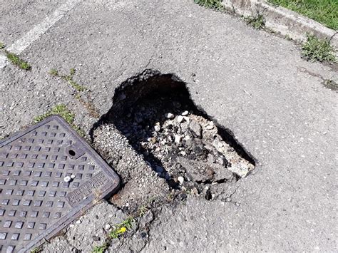 Mirandola Si Apre Buca Nel Marciapiede Del Parcheggio SulPanaro News