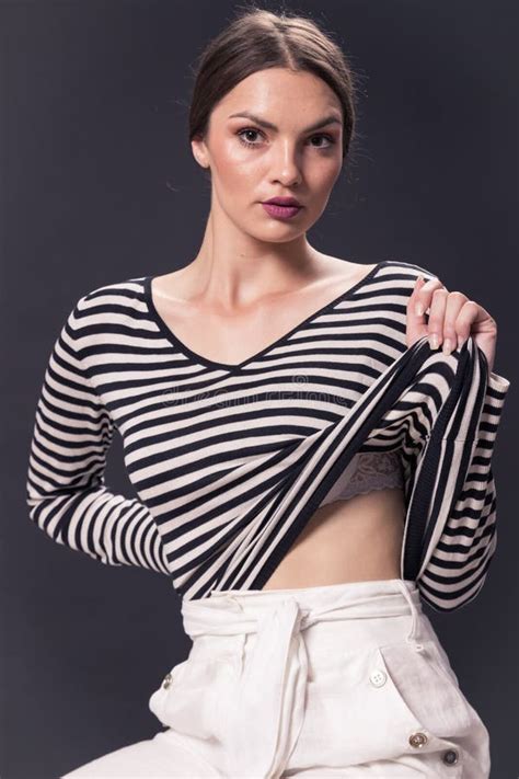 Une Jeune Femme Caucasienne S Ans Mannequin Posin Image