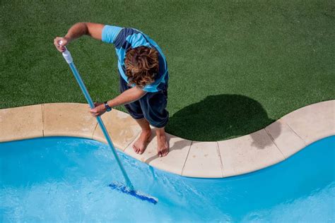 Cómo limpiar la piscina para disfrutarla a tope este verano Bien hecho