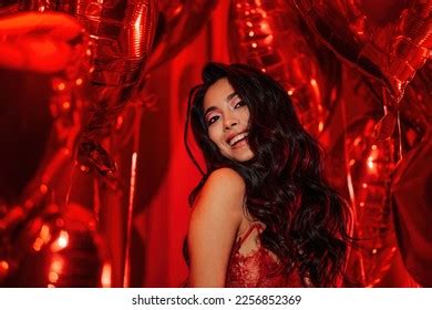 若い魅力的なブルネットの女性の完璧な肌セクシーな裸のlady Feminal下着で若いボディ胸の乳首fashion Model熱い色気のある