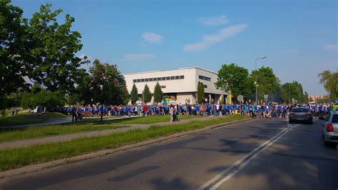 Kibice Wisły Płock w marszu na stadion YouTube