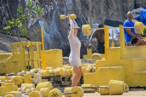 Guilhermina Guinle Mostra Energia Em Academia Na Praia Aos 48 Anos