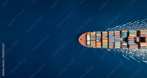 Zdjęcie Stock Aerial top down view of a large container cargo ship in