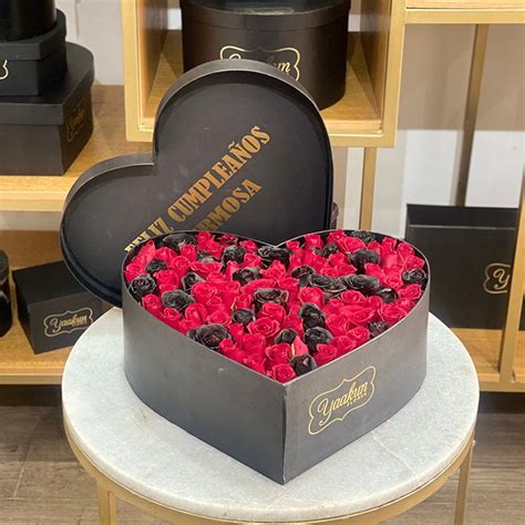 Caja corazón negro c t 100 rosas rojas negras Yaakun Flores