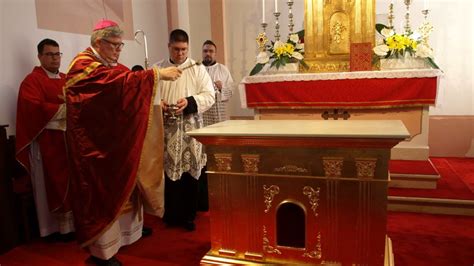 Pregled dana Nadbiskup Zgrablić blagoslovio novi oltar s Bulešićevom