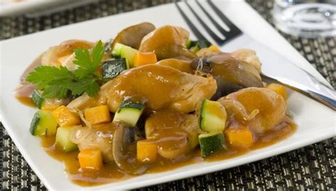 Sauté de dinde et mijotée de courgettes carottes et champignons