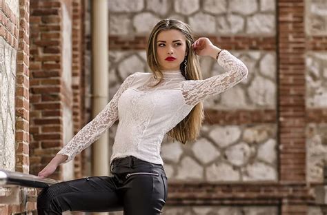 モデル 女性 赤い口紅 白いトップス 髪の毛の手 屋外の女性 HDデスクトップの壁紙 Wallpaperbetter