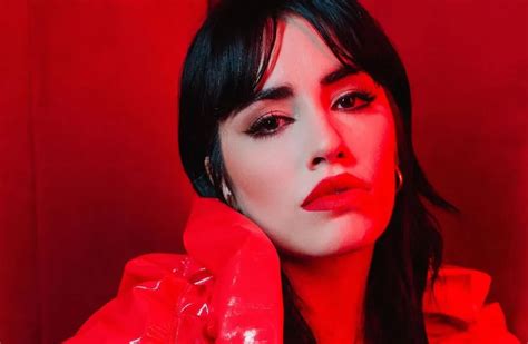 Lali Esp Sito Deslumbr Con Un Elegante Vestido Tubo Acordonado Y Sin