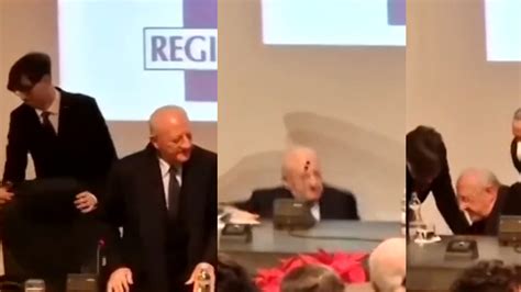 Vincenzo De Luca Cade Durante Il Brindisi Di Fine Anno In Regione Il Video
