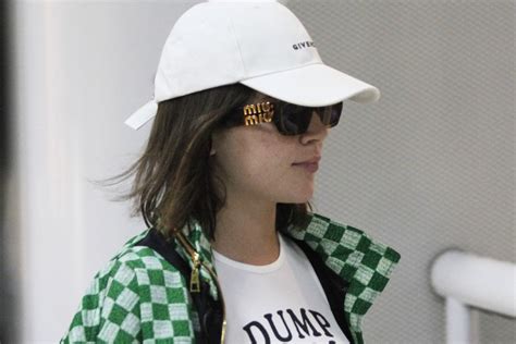 Jade Picon deixa barriga sarada à mostra em aeroporto