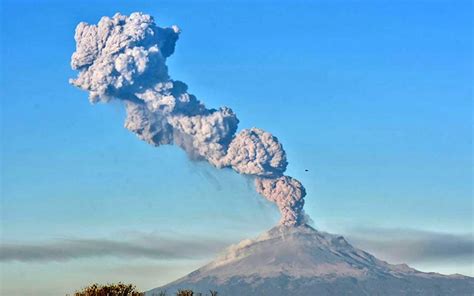 Video Popocatépetl registra explosión con columna de ceniza El