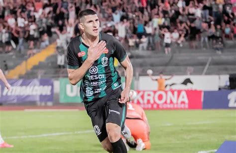 Matheus Bianqui celebra primeiro gol em seu retorno ao Maringá Paraná