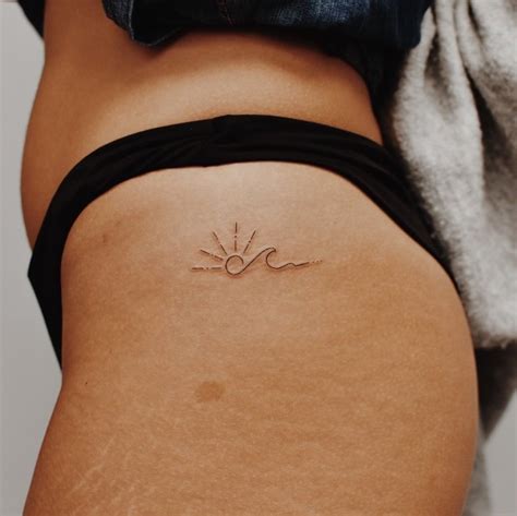 10 Minimalist Hip Tattoo Ideas If You Want Something Discreet Preview Ph