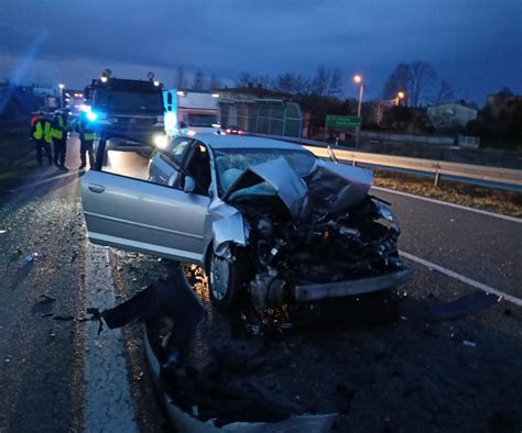Groźny wypadek na DK 81 Auto nadziało się na koparkę wolno jadącą po
