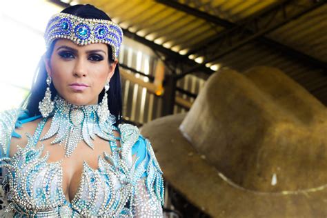 Miss Bumbum Dai Macedo Posa Fantasia No Barrac O Da Drag Es Da Real
