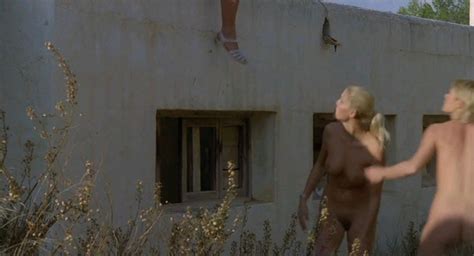 France Lomay Nue Dans Caged Women