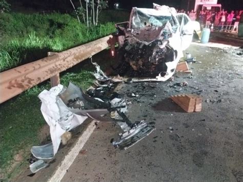 TRAGÉDIA Violenta colisão entre carro e caminhonete mata quatro amigas