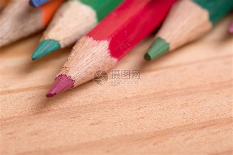 木制彩色铅笔桌上高清图片下载 正版图片303837995 摄图网