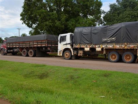 G1 PRF apreende dois caminhões madeira irregular em Ariquemes RO