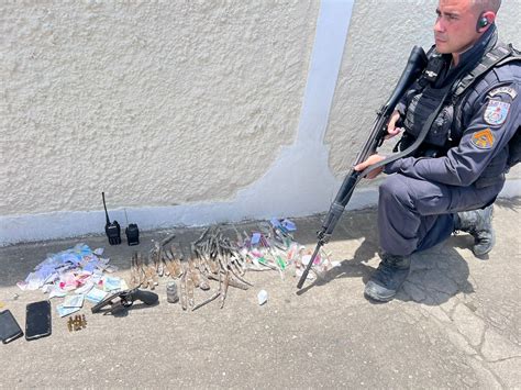 Polícia Militar prende quatro homens e apreende arma e granada em