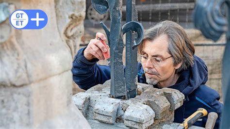 Beschmutztes Göttinger Gänseliesel nach Restauration Handwerker sind