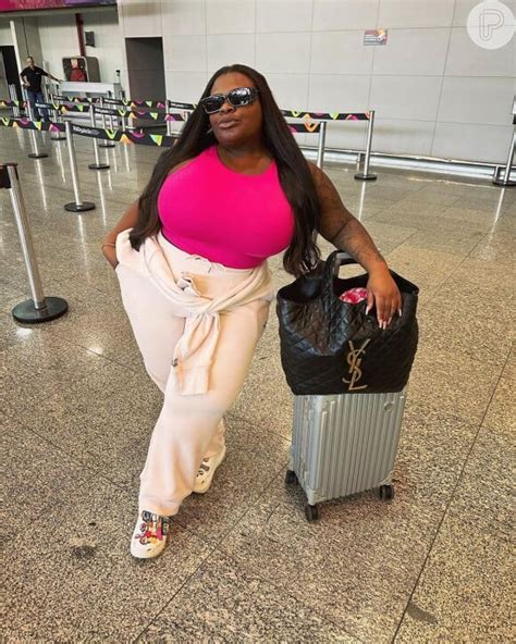 Jojo Todynho valoriza cintura mais fina em look body e calça jeans