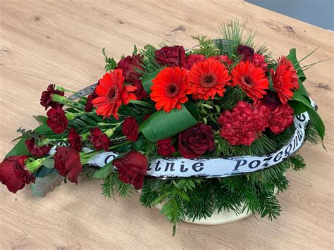 Wiązanki pogrzebowe z czerwonych róż Cena wybór i dostawa