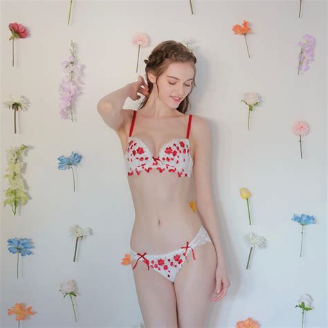 Photo catégorisée avec Skinny Brunette Cute Lingerie Smiling
