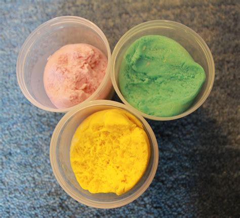Deux recettes de pâte à modeler maison naturelle et comestible avec et